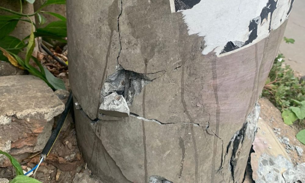 Tiang Listrik Retak Tertimpa Pohon Tumbang – Online Bekasi
